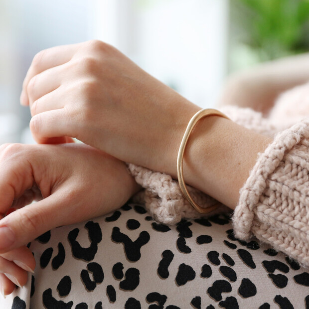 Organic Shape Bangle in Gold | Ladies' Jewellery | Lisa Angel